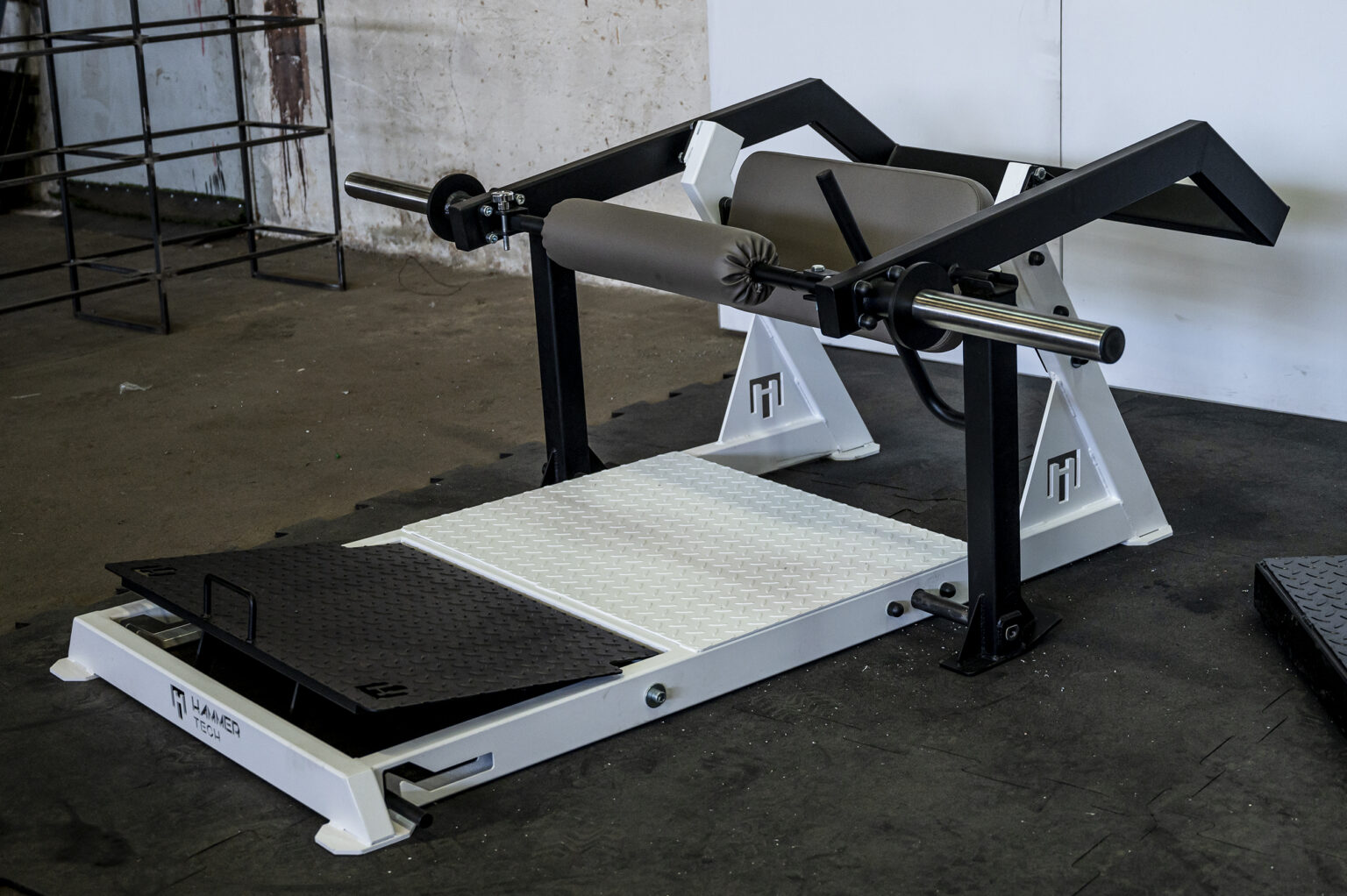 HIP THRUST BENCH MACHINE • Sklep CrossFit • Sprzęt Fitness • Hammer Tech